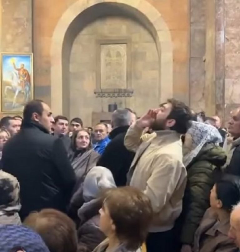 «Տո սադրիչ», «քեռակնիկների սիրահարներ»․ Վեհափառի անունը հիշատակելու ...